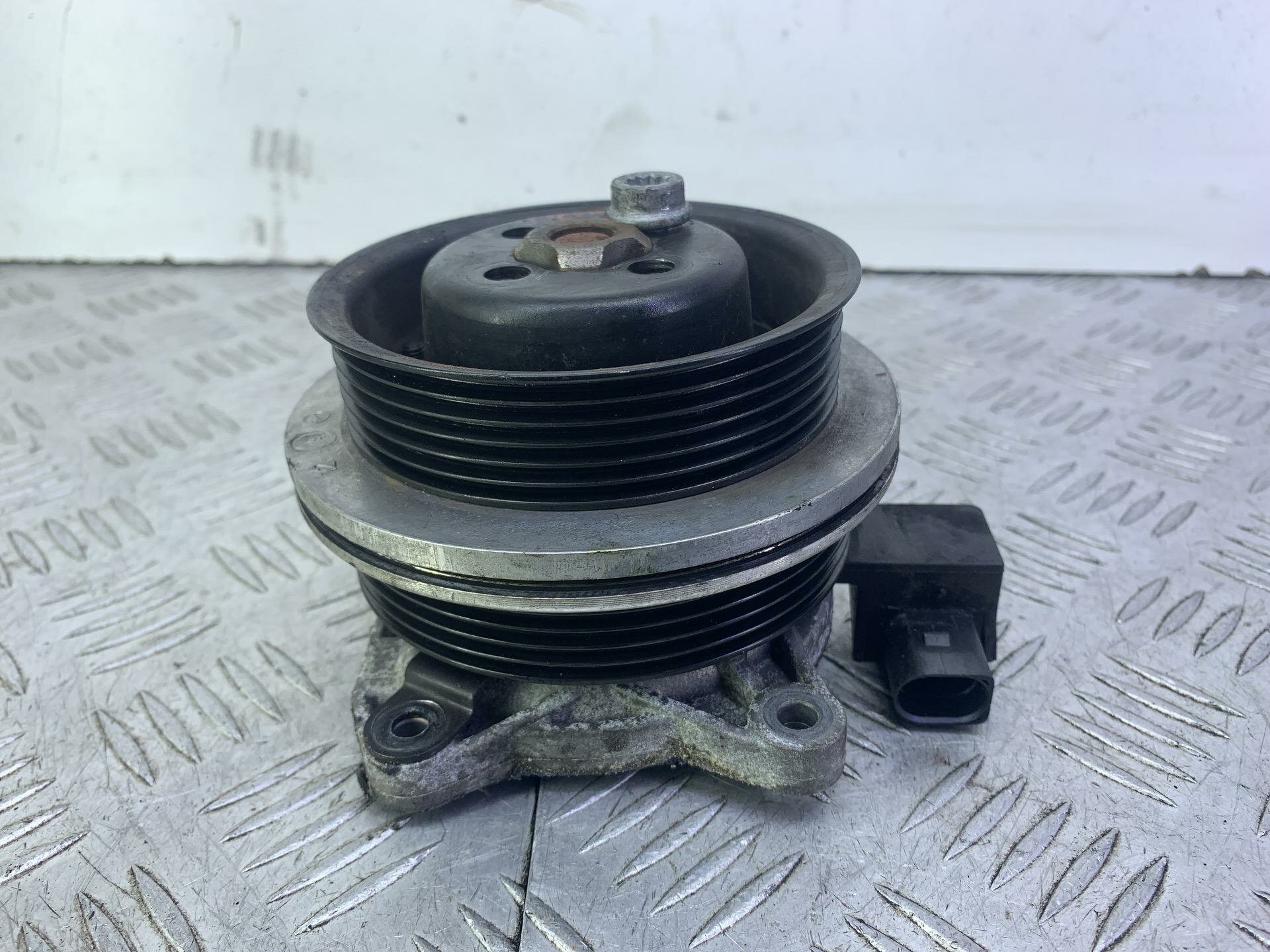 Водяная помпа Volkswagen Touran 2-й рест. (2010 - 2015) 03C880727D