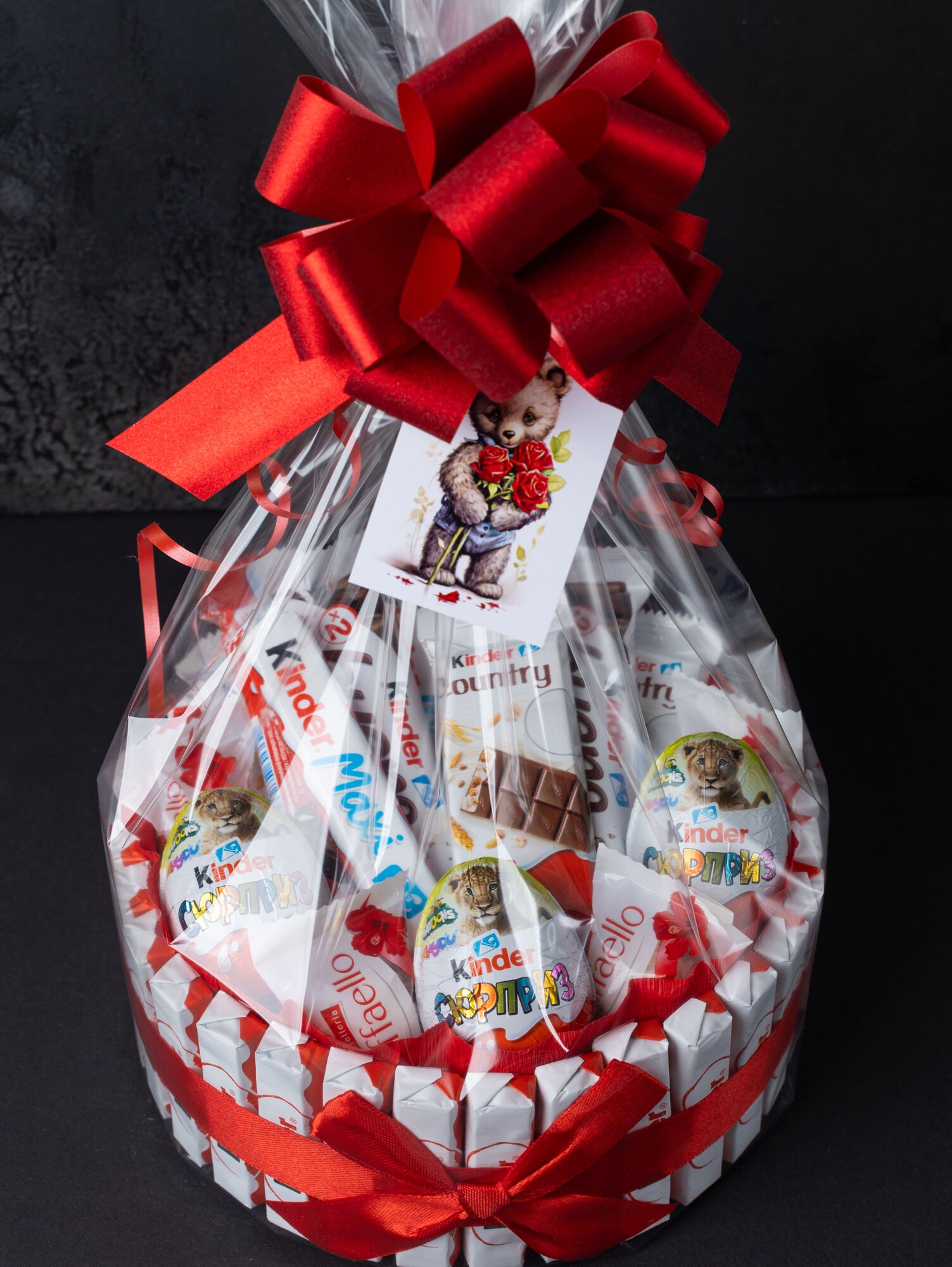 Подарочный набор Kinder mix - это уникальное сочетание любимых сладостей в одном стильном и ярком подарке