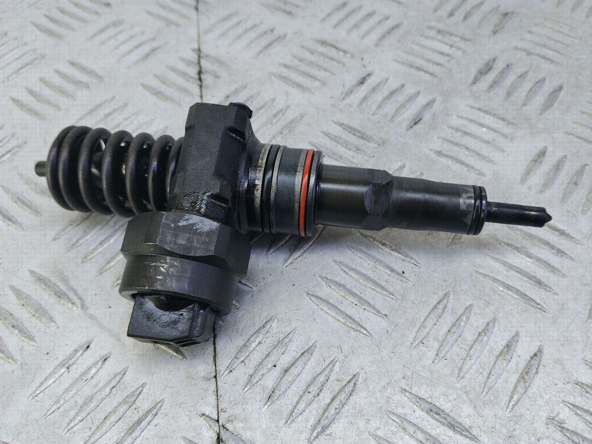 Форсунка топливная Volkswagen Passat B5 1999 038130073F