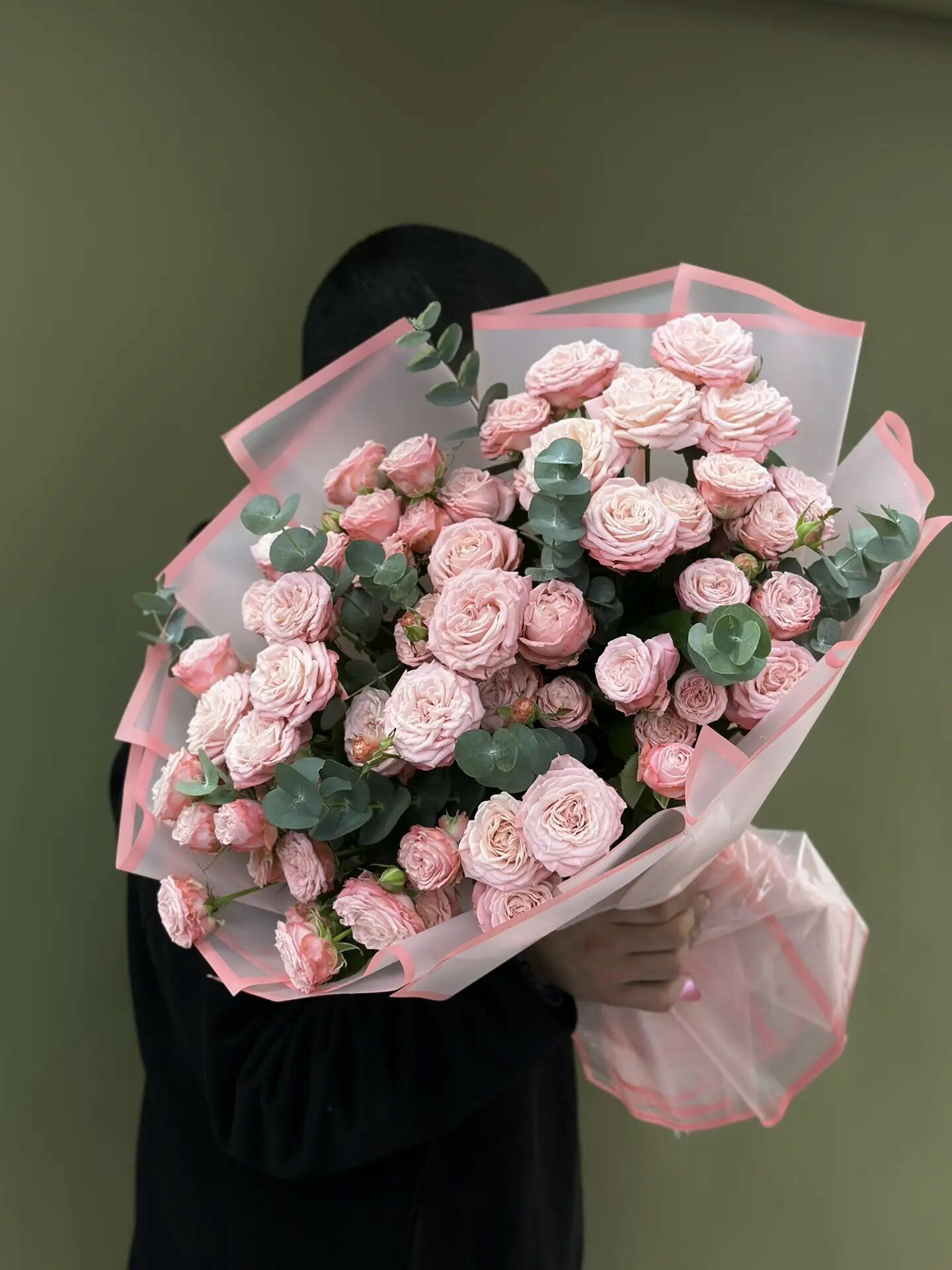«Изумрудный поцелуй»: 15 веток розы и эвкалипт – Blooming Bliss купить с доставкой