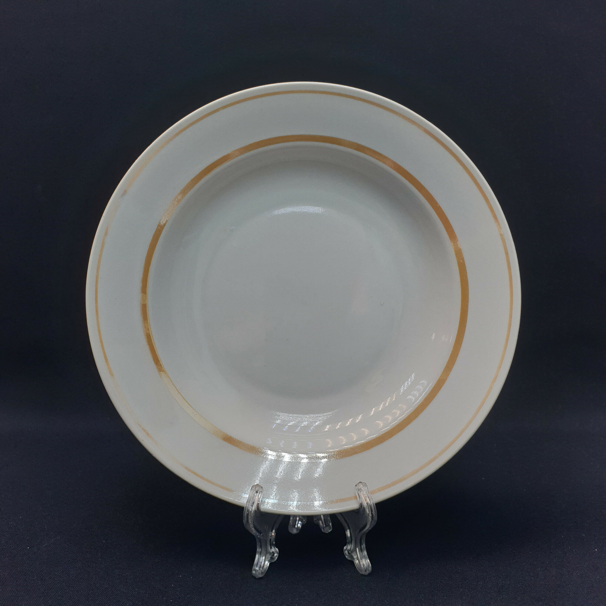 Тарелка глубокая винтажная СССР. Фарфор белый с золотистой каймой для сервировки стола