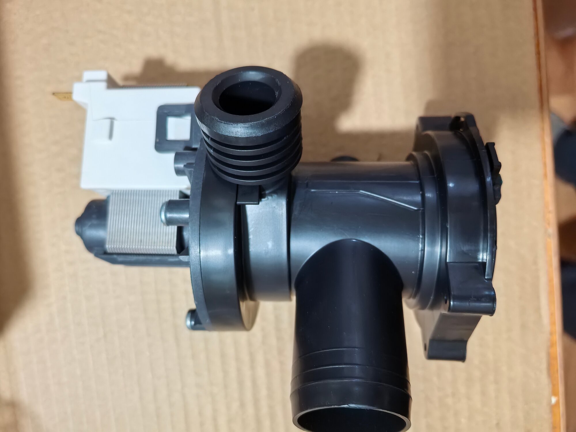 Помпа сливная с улиткой в сборе для стиральных машин Indesit, Ariston, Whirlpool C00855480