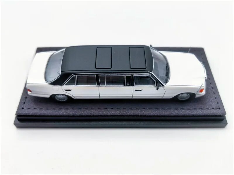 Модель автомобиля Bburago Art of Model 1:64 W126 жемчужно-белая