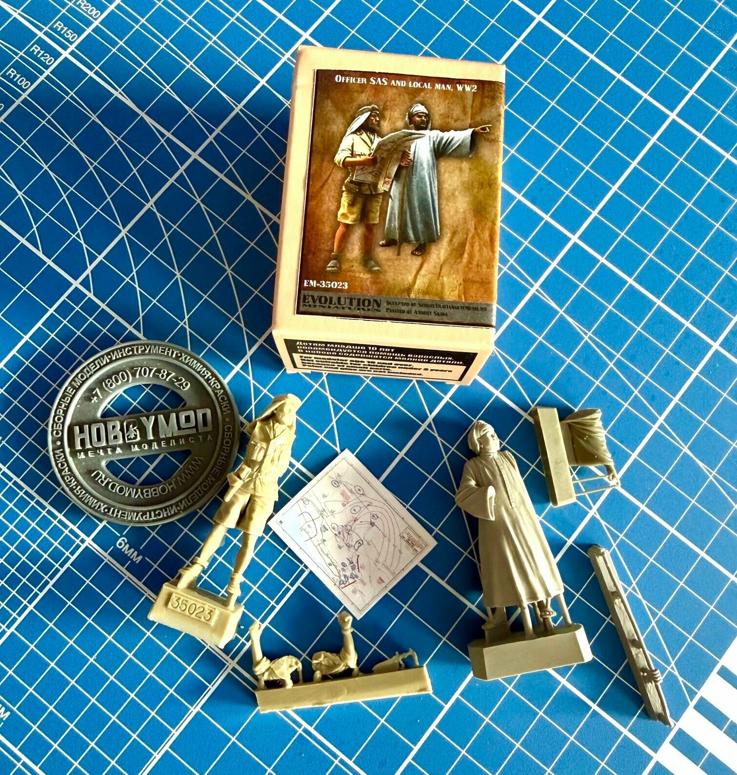EM-35023 Фигурка для самостоятельной росписи 1:35 Officer SAS and local man, 1942