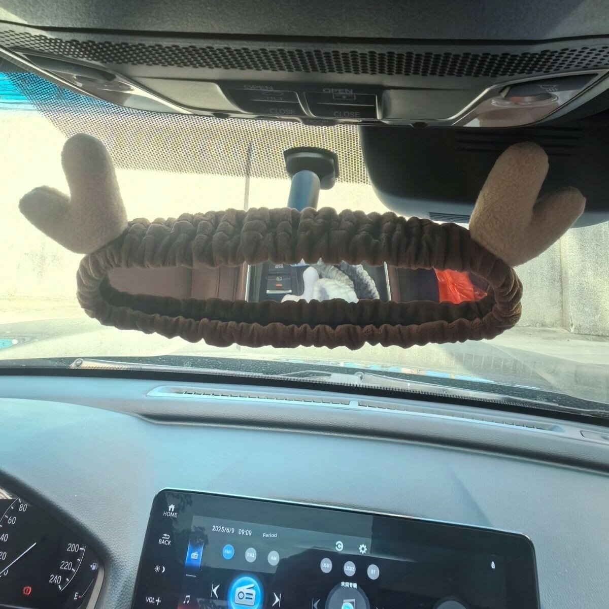 Коричневая накладка на зеркало с оленями для салона автомобиля - стильное животное украшение, подходит ко всем моделям