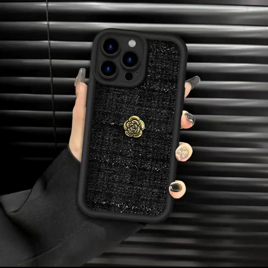 Чехол для iPhone 12 в черном цвете с вязаной текстурой и игрушкой-камелией, защита совместимая с Apple iPhone 12