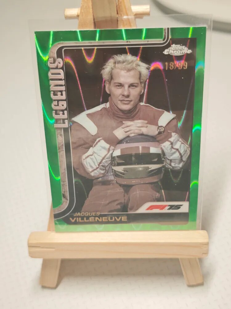 Коллекционная карточка Topps Chrome F1 с номером гоночного автомобиля