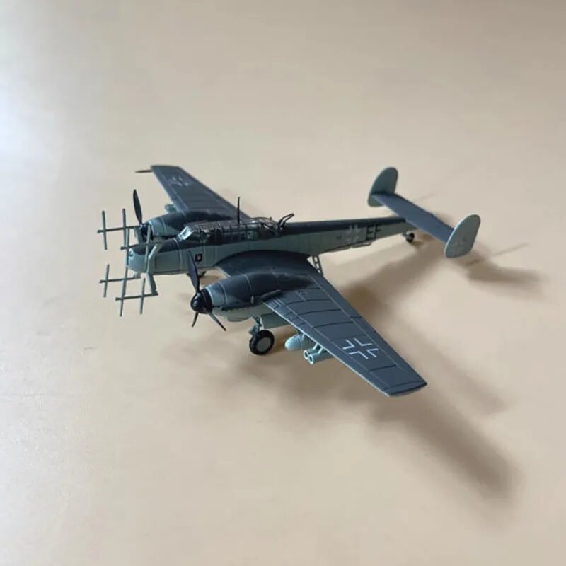 Коллекционная модель истребителя BF110 HYINUO 1:100