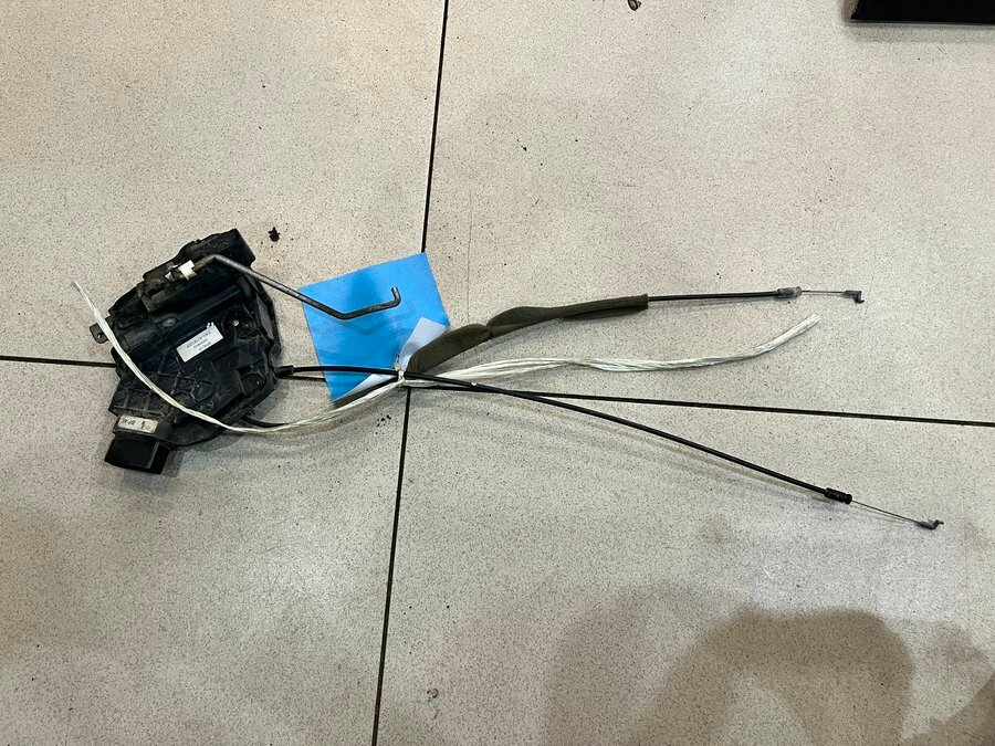 Замок двери передней правой от Mazda 3 bk 2003-2009