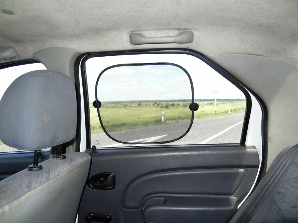 Шторки солнцезащитные в автомобиль комплект 2 штуки на задние боковые стекла 44х36 см на присосках по краю