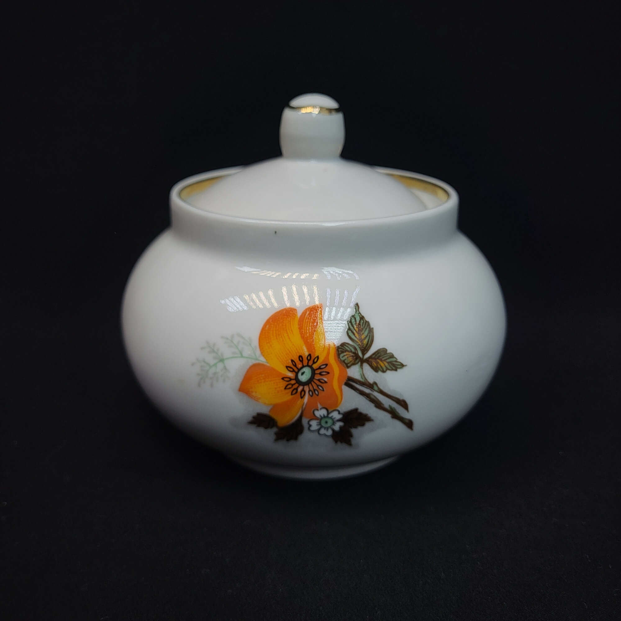 Сахарница винтажная, СССР. Фарфоровая, с крышкой и цветочным рисунком, Дулево