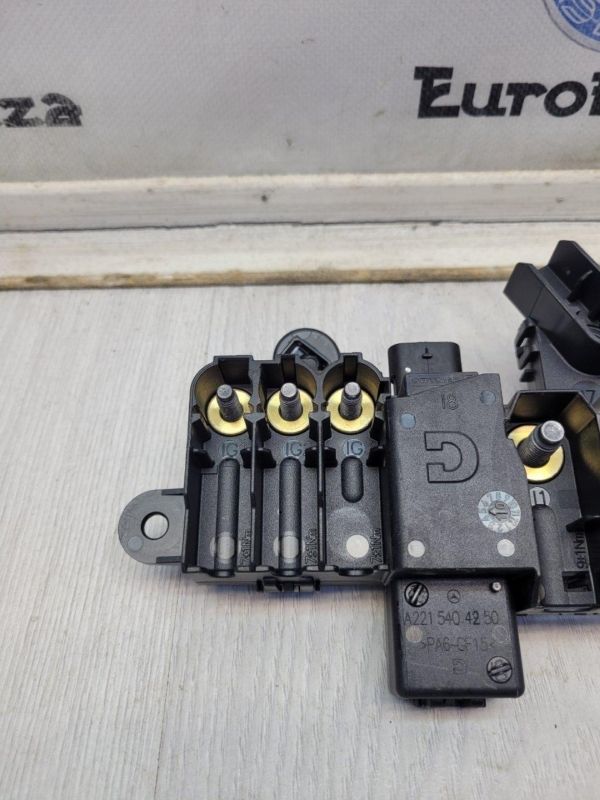 Блок предохранителей Mercedes-Benz W221 A2215404250