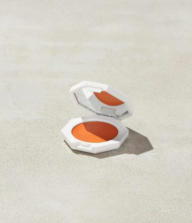 Кремовые румяна Fenty Beauty Cheeks Out Freestyle 3г, Fuego Flush - Soft Tangerine with Shimmer