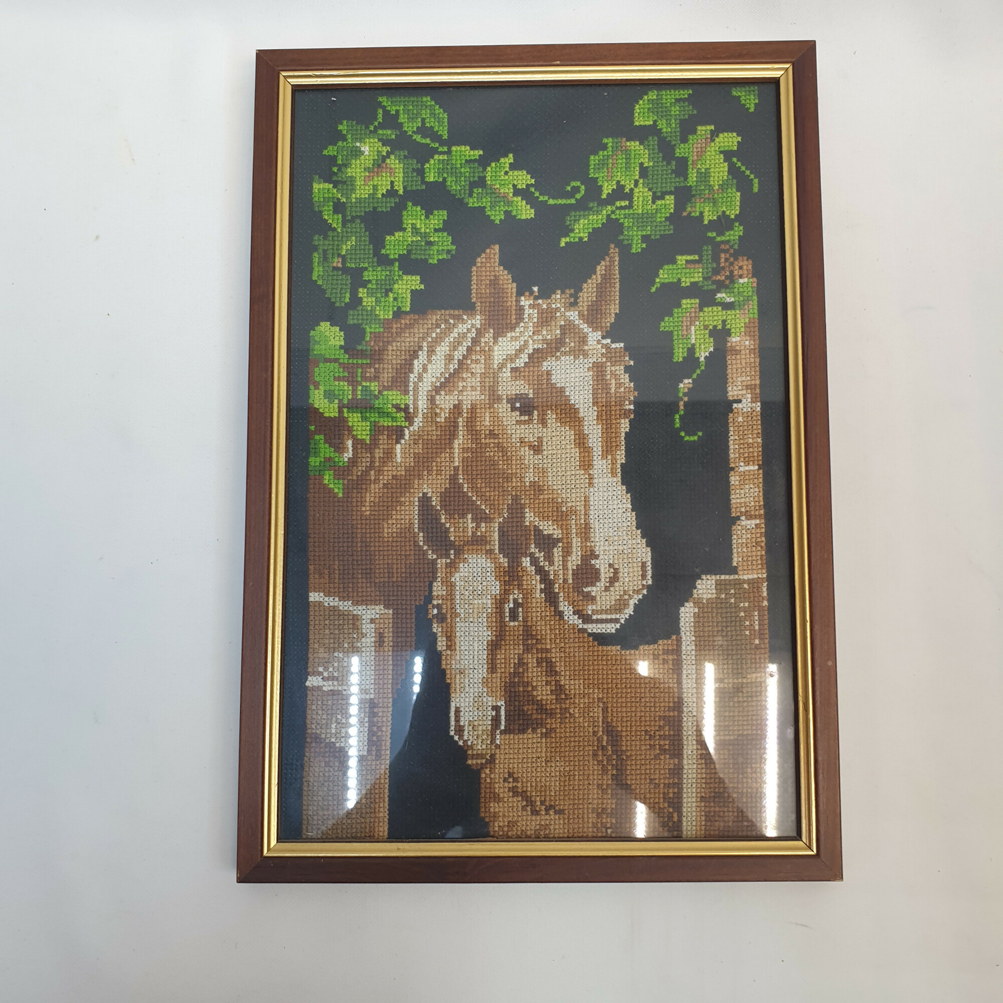 Картина винтажная, СССР. Вышивка крестом под стеклом, лошадь в деревянной раме