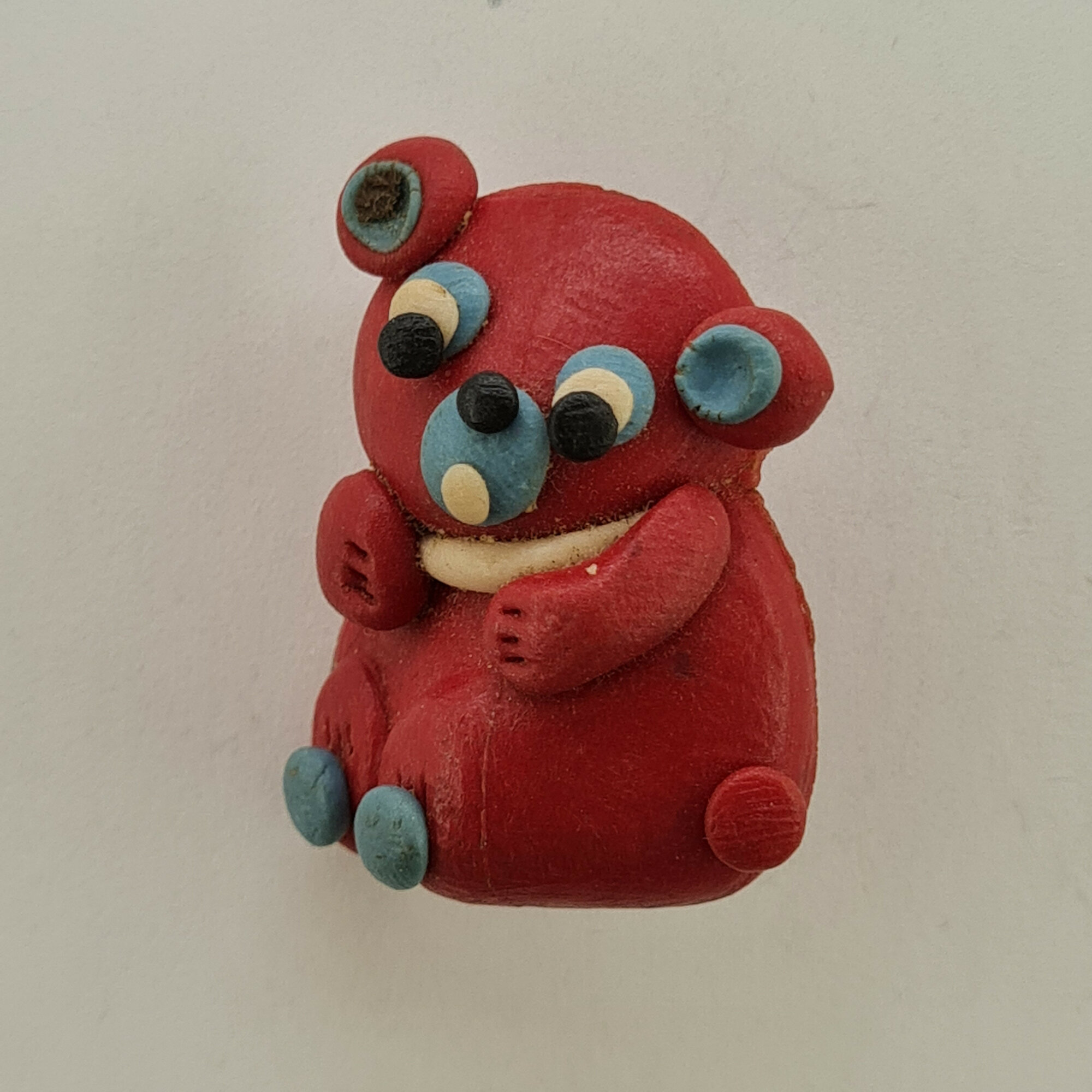 Значок СССР. Красный медвежонок, мультфильм. Винтажный значек.