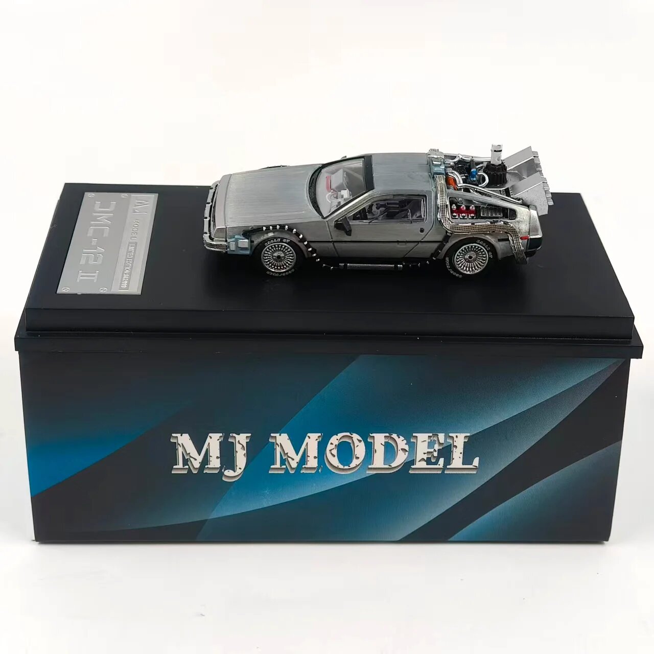 Модель DeLorean 1:64 Welly, цвет 4