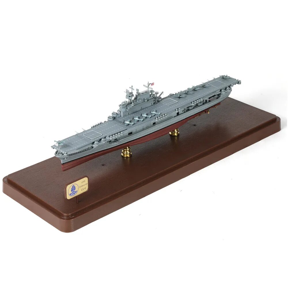 Высокоточная сборная модель линкора USS Missouri в масштабе 1/1000 из металла и ABS-пластика (издание в твердом переплете 1991 года).