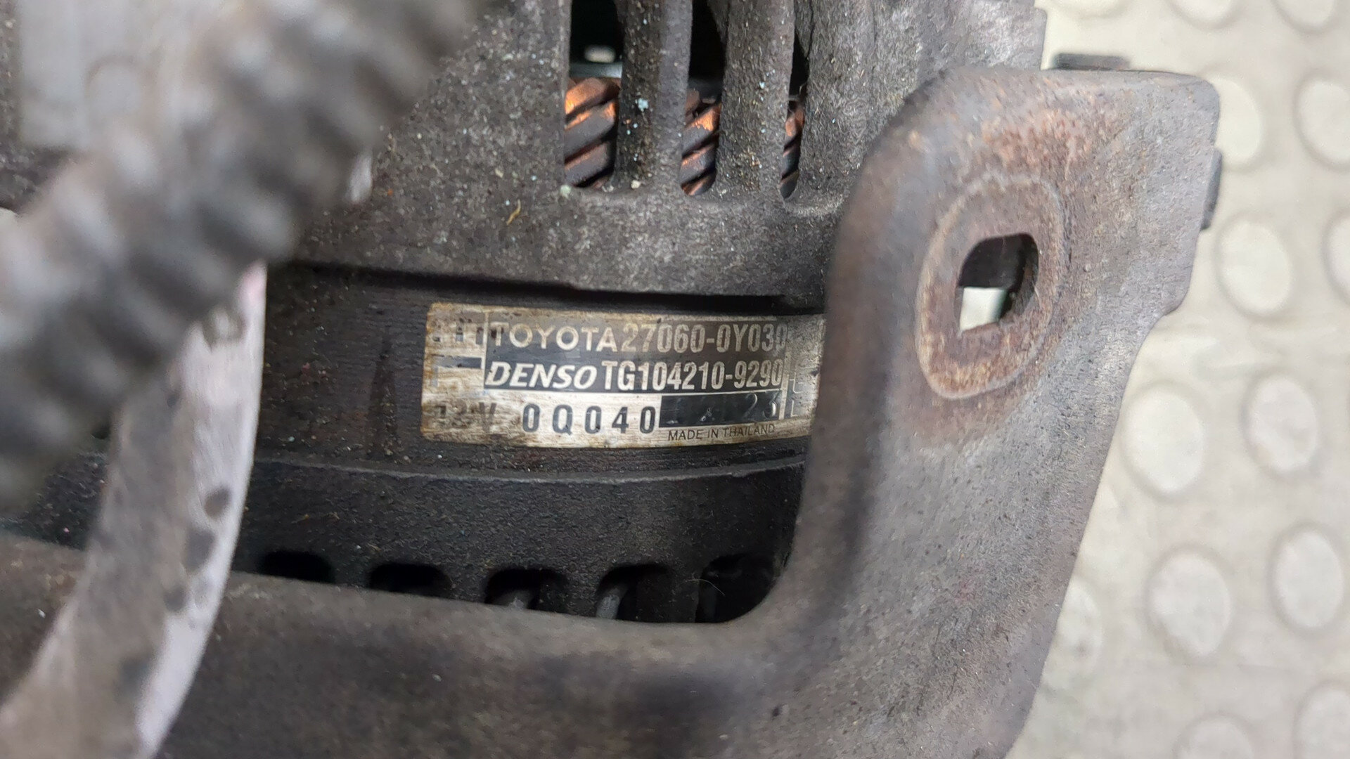 Генератор Toyota Yaris Б/У — фото 1