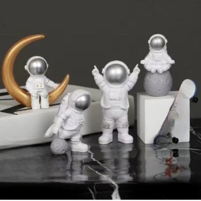 Фигурки космонавтов из смолы, набор из 4 штук