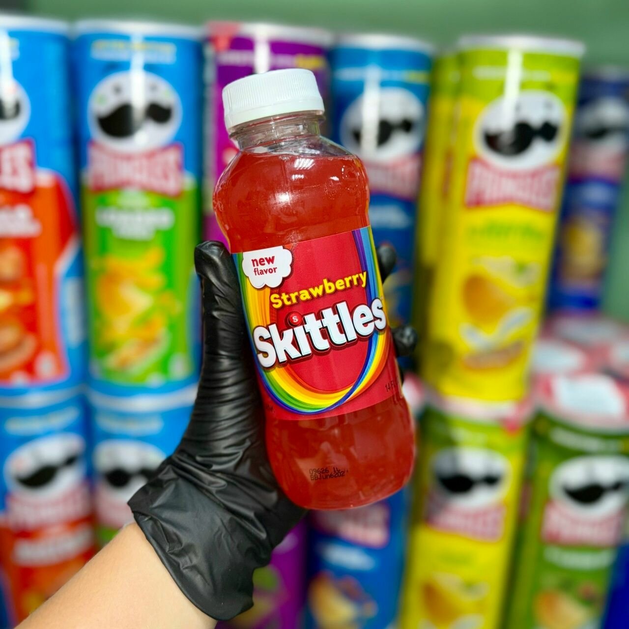 Напиток Skittles strawberry/Скиттлес со вкусом клубники 414 мл.
