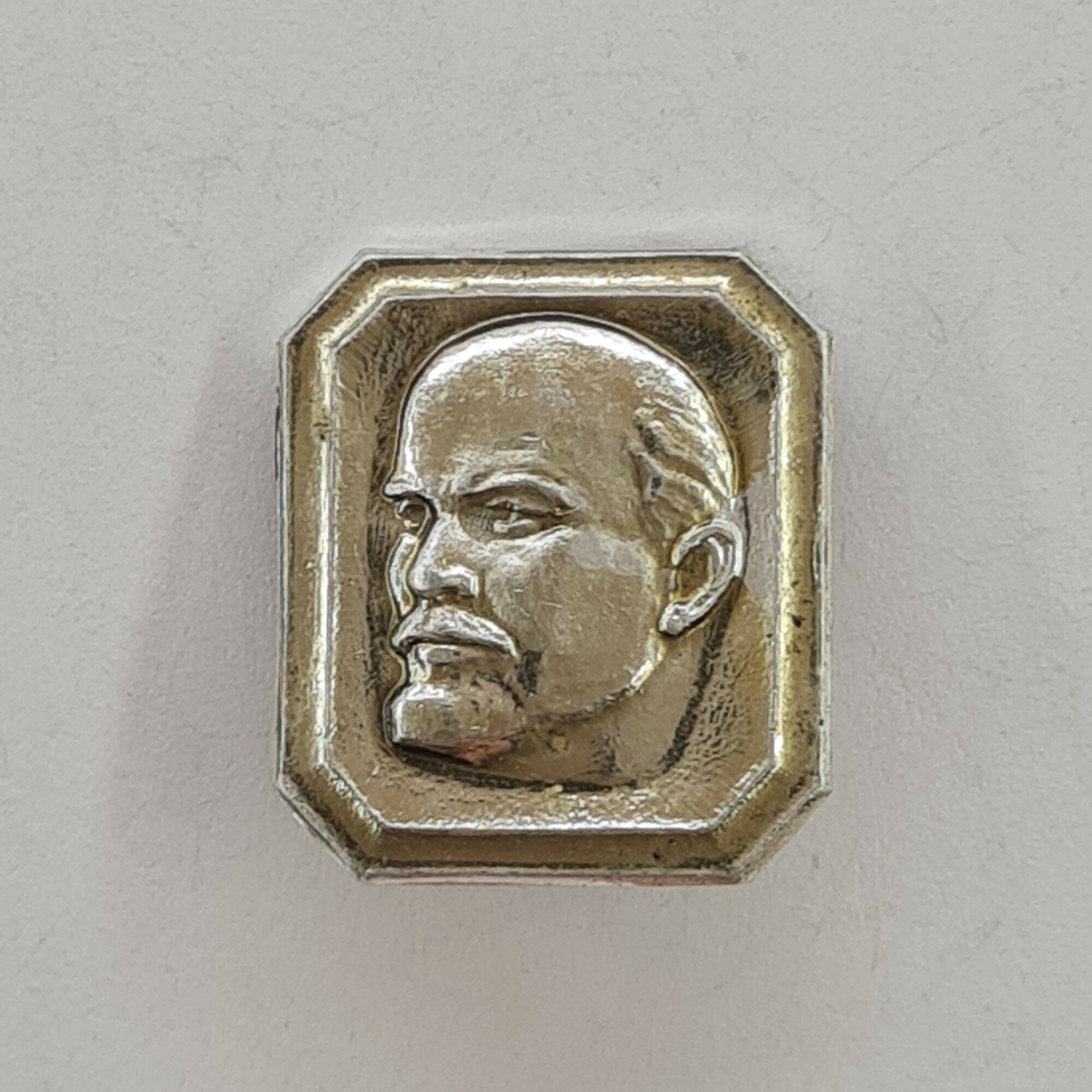 Значок СССР. Профиль Ленина, революционная тематика. Винтажный значек.