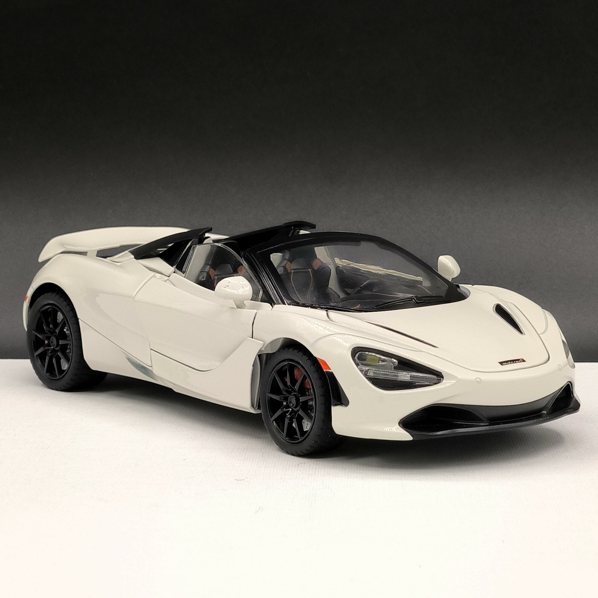 Машинка металлическая McLaren 720S кабриолет с инерционным механизмом и свето-звуковым сопровождением. Масштаб 1:24