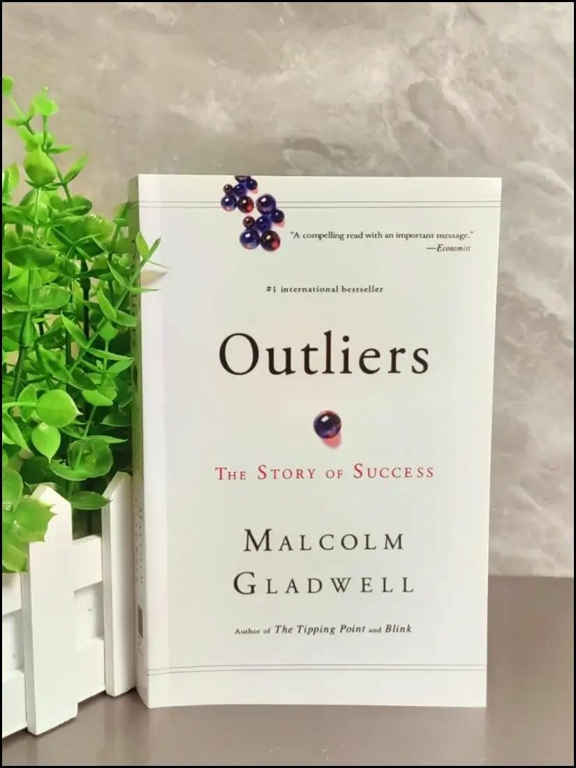 Книга Малкольма Гладуэлла «Outliers: The Story of Success» на английском языке, формат 200x130 мм, 2025 год издания, сам