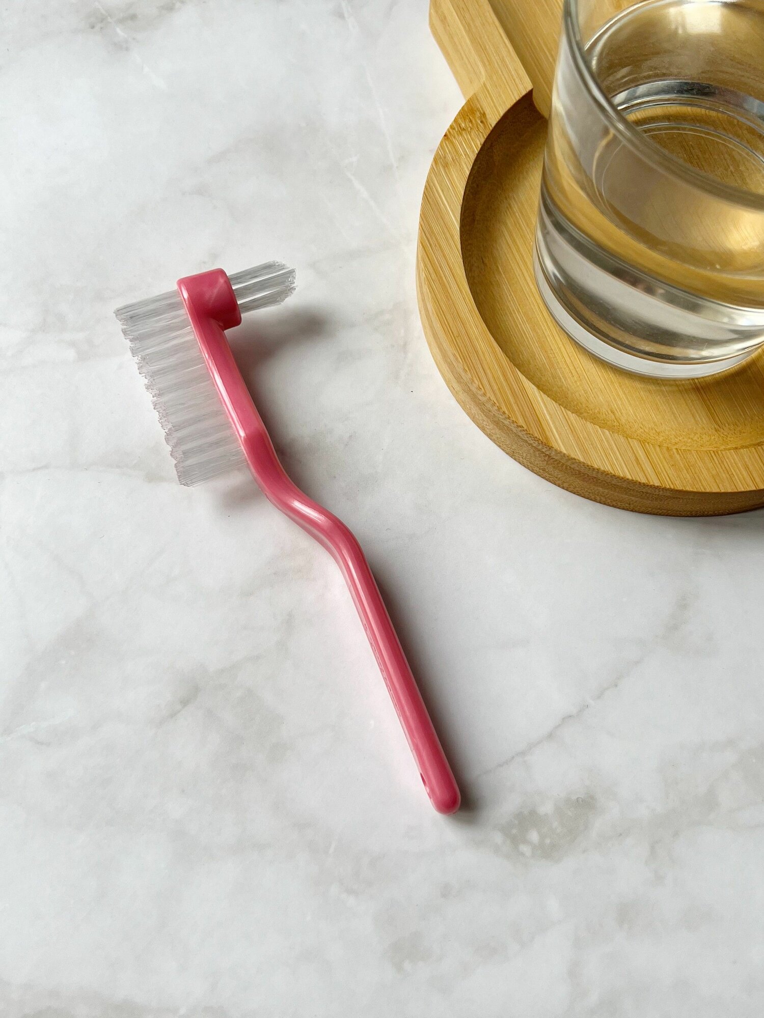 Щетка для чистки зубных протезов Jordan CLINIC DENTURE Brush двухсторонняя, средняя жесткость
