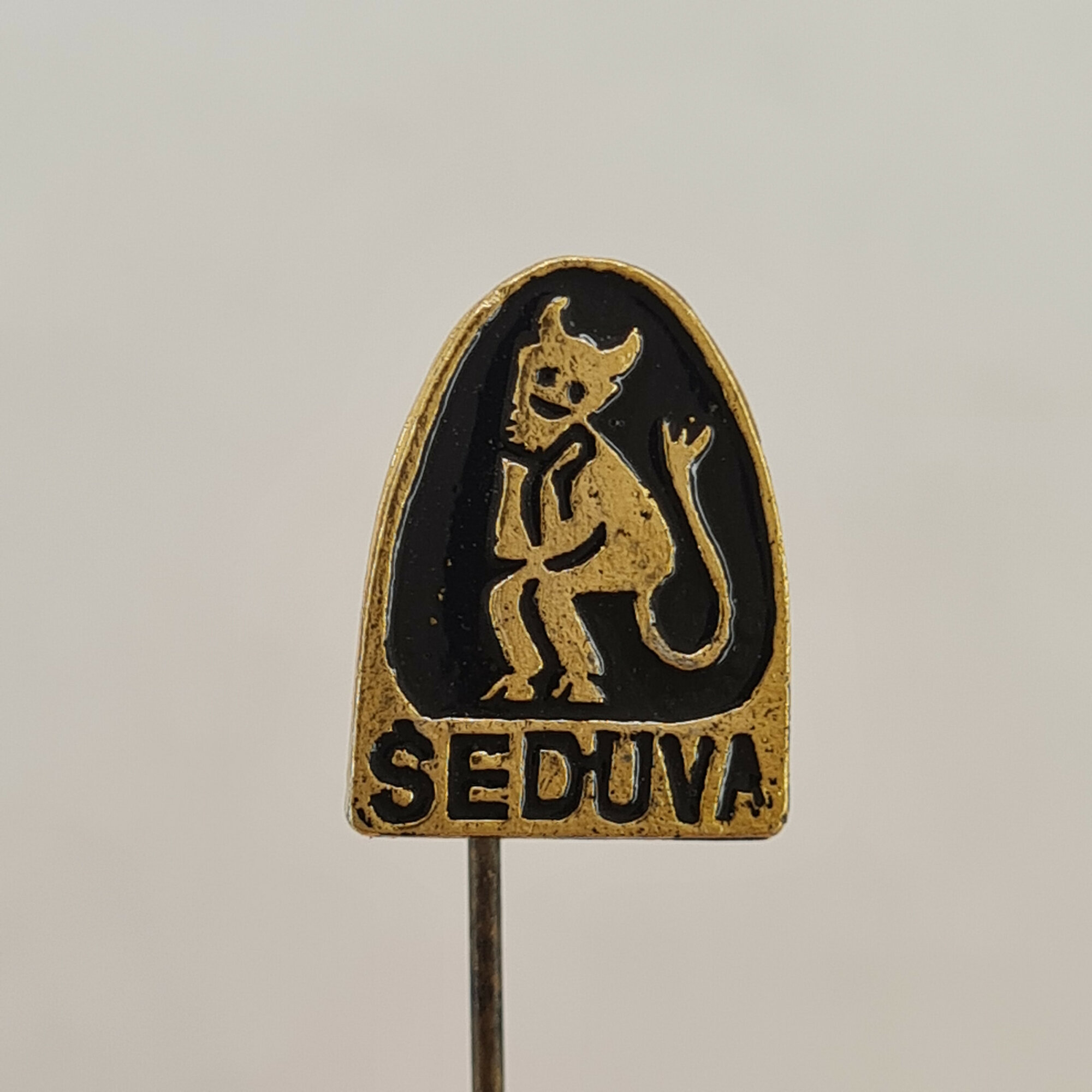Значок СССР. Надпись Seduva, чертик, сувенирная тематика. Винтажный значек.