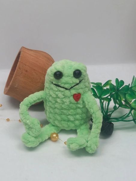 Вязаная лягушка игрушка. Жабка брелок ручной работы