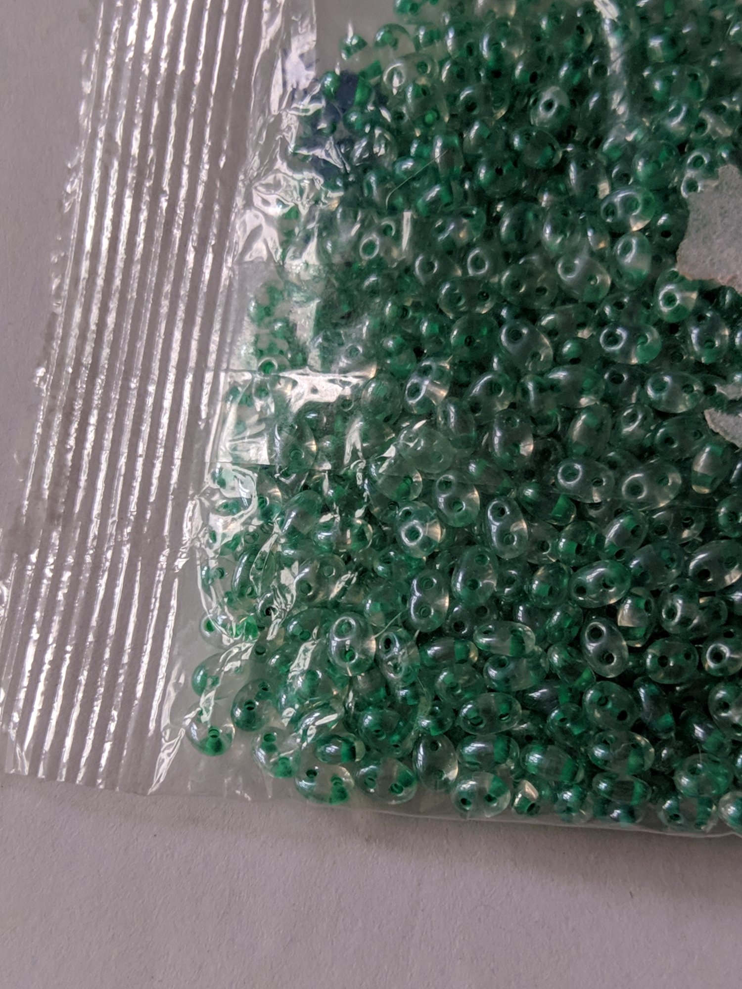 Бисер чешский двухдырчатый Twin (Твин) Preciosa 2.5х5 мм, 50 г, цвет Прозрачный с зеленой линией внутри. Уценка