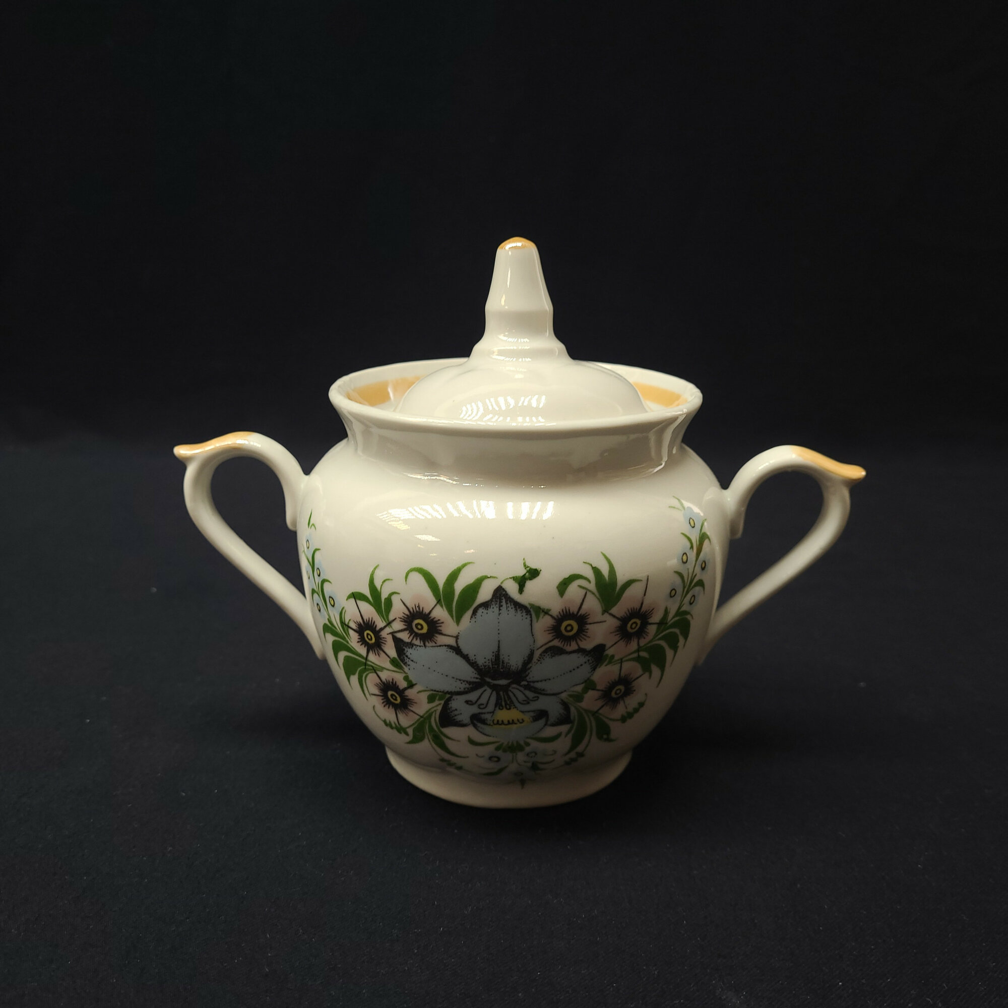 Сахарница винтажная, СССР. Фарфор с цветочным декором и крышкой, высота 14 см