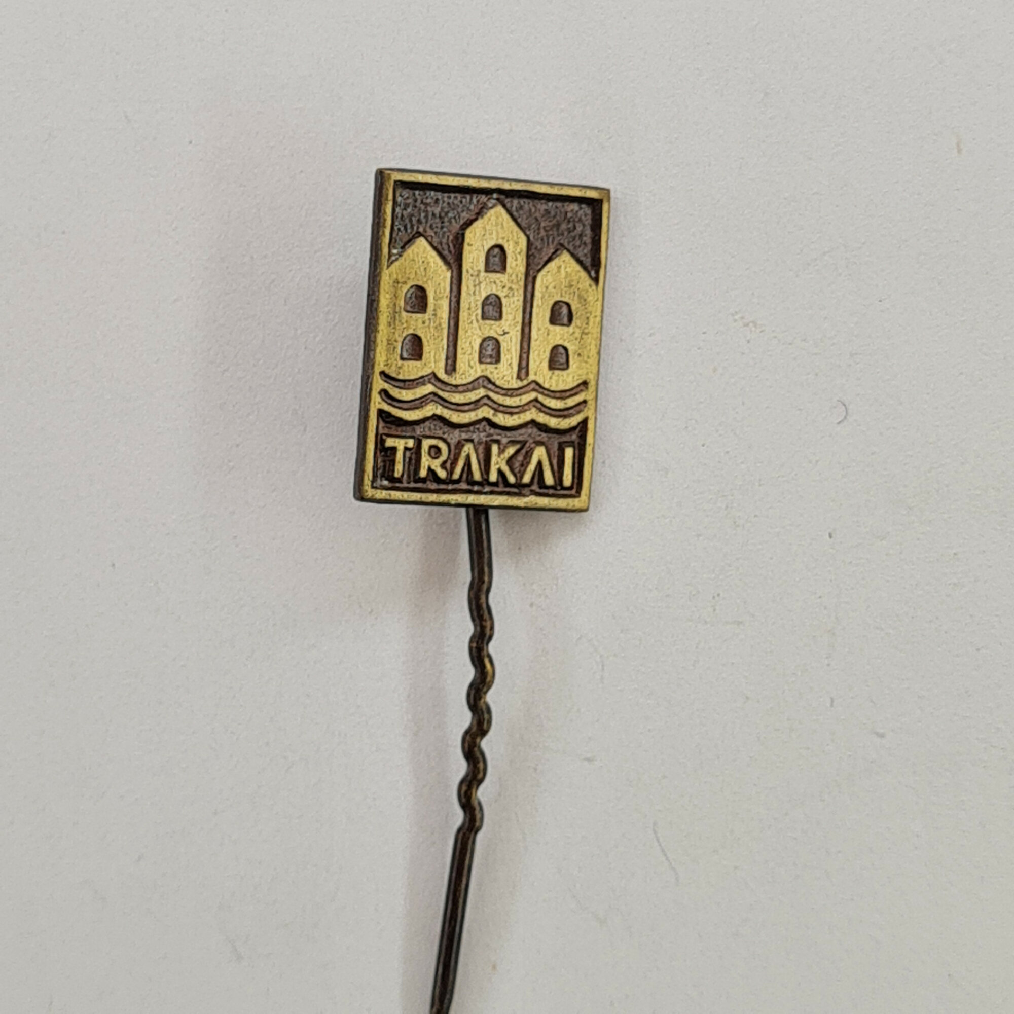 Значок СССР. Тракай, Литва, город, башни и волны. Винтажный значек.