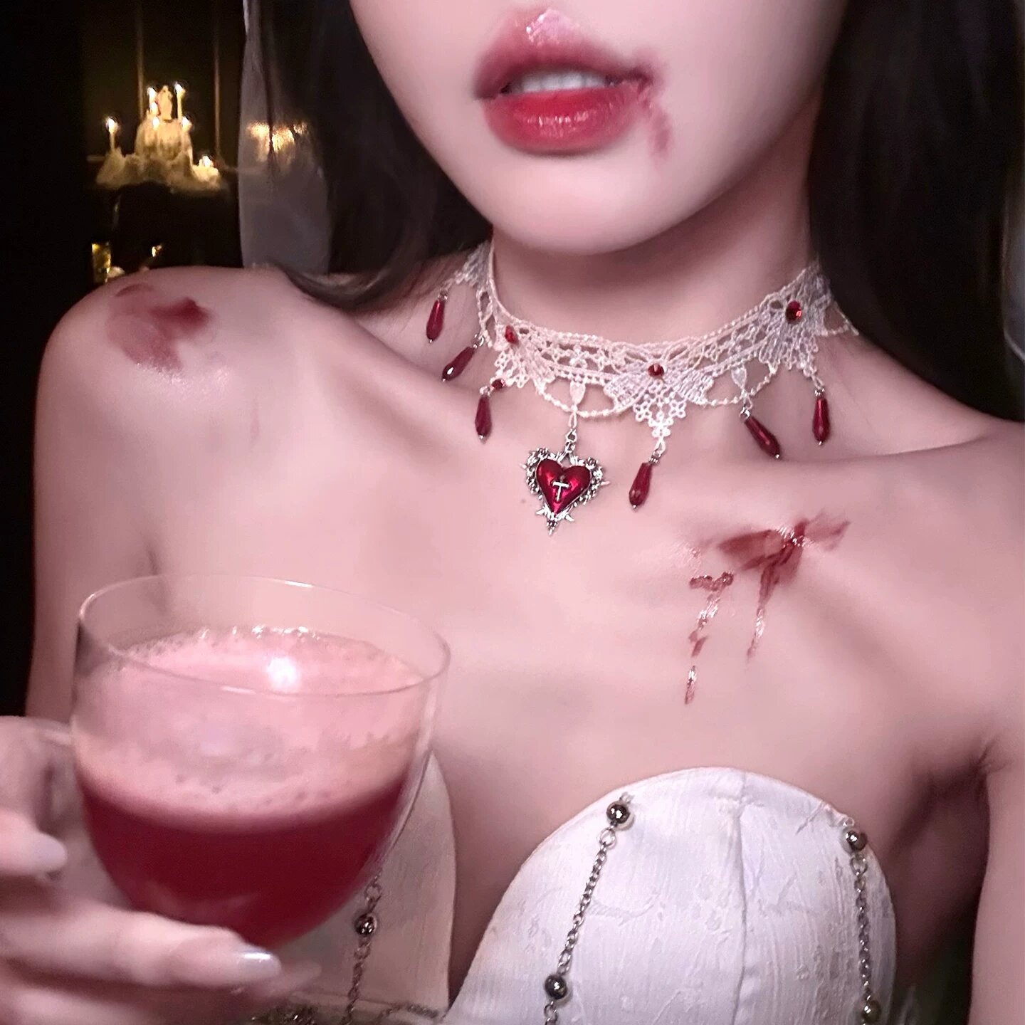 Belyy serdetsesnyy choker dlya zhenshchin, elegantnyy modnyy akcesuar ideal'noy dlya peregovorov ili vechernego odessya