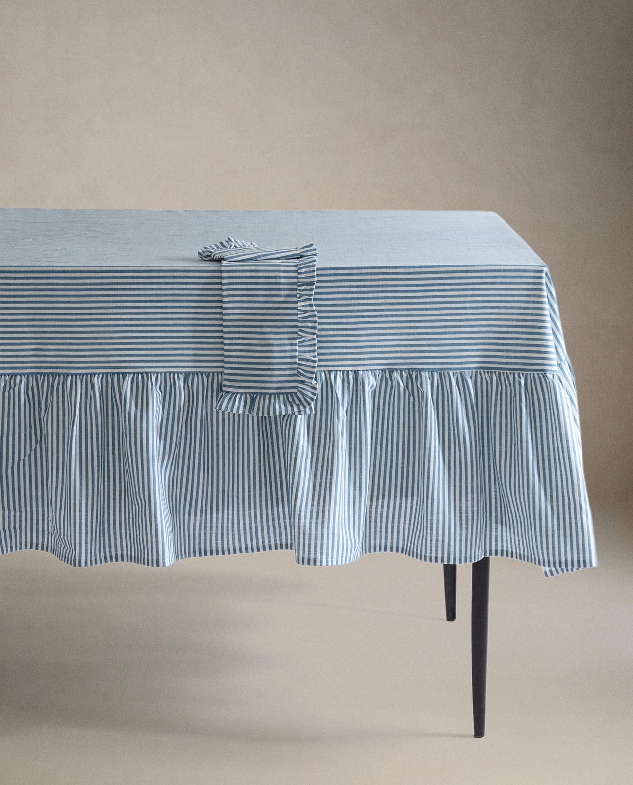 Скатерть ZARA HOME хлопковая с воланами, синий, 200 см 4248/021/400-82