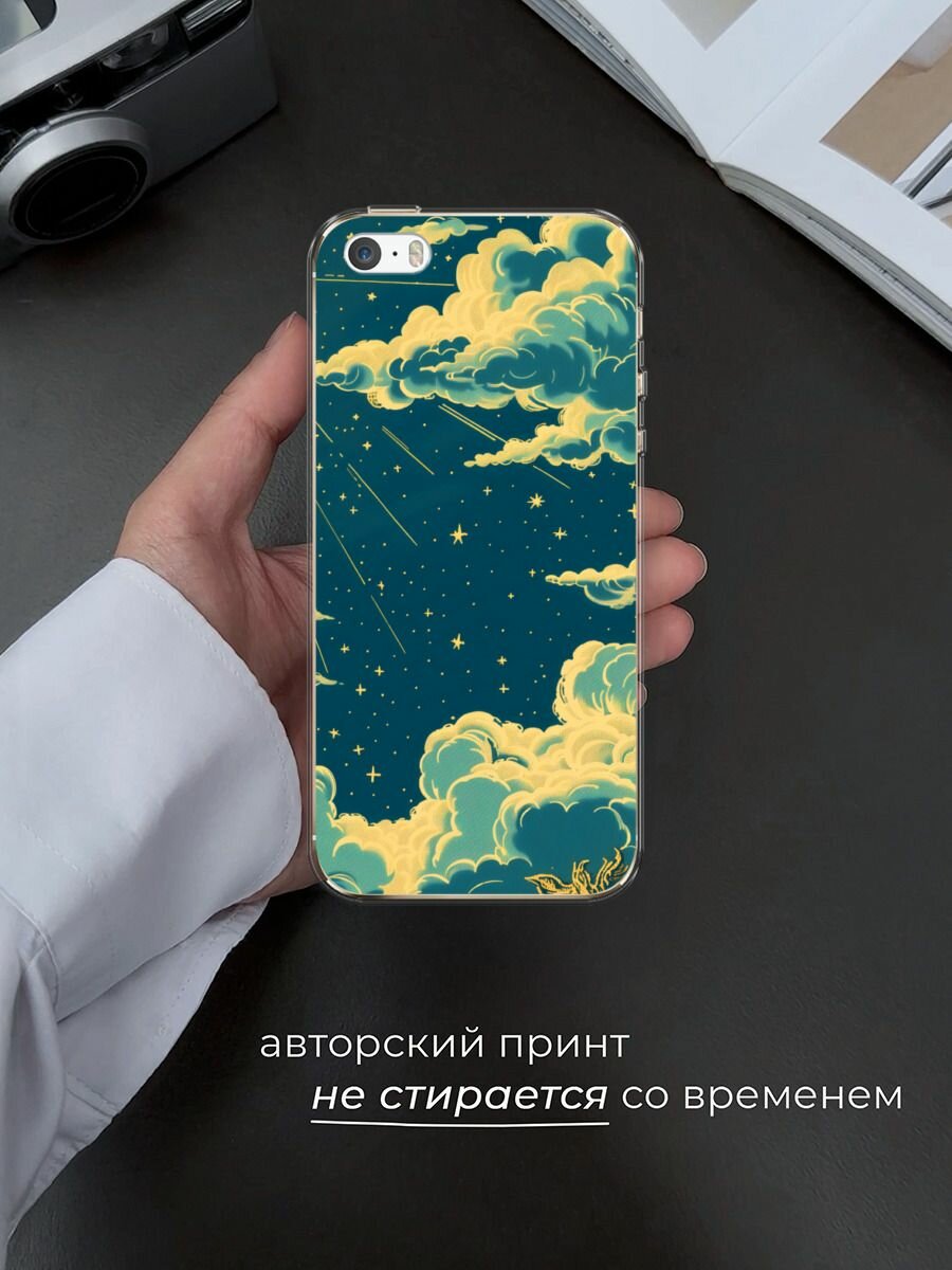 Чехол на Apple iPhone 5/5S/SE / Айфон 5/5S/SE с принтом Звездное небо с облаками — фото 1