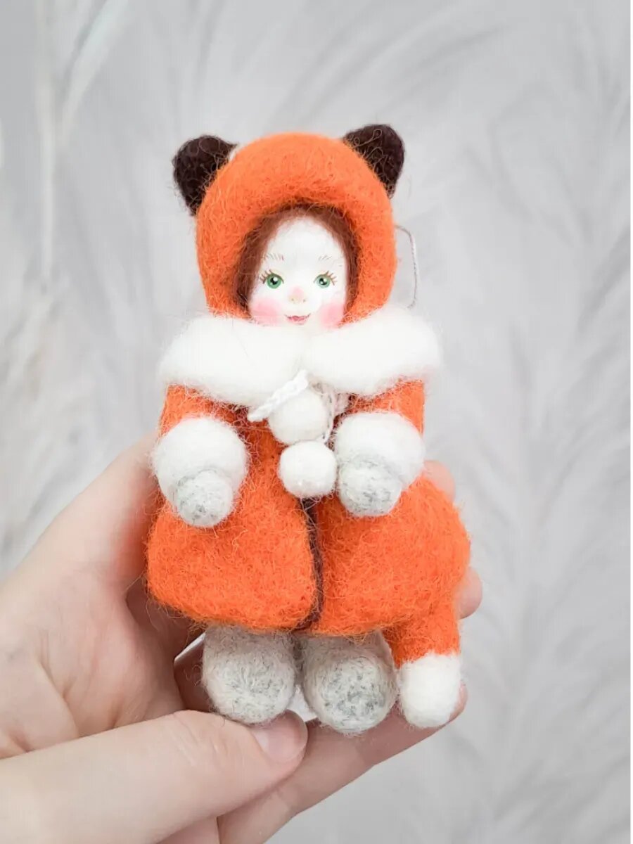 Ёлочная игрушка. Девочка из шерсти. Ручная работа.