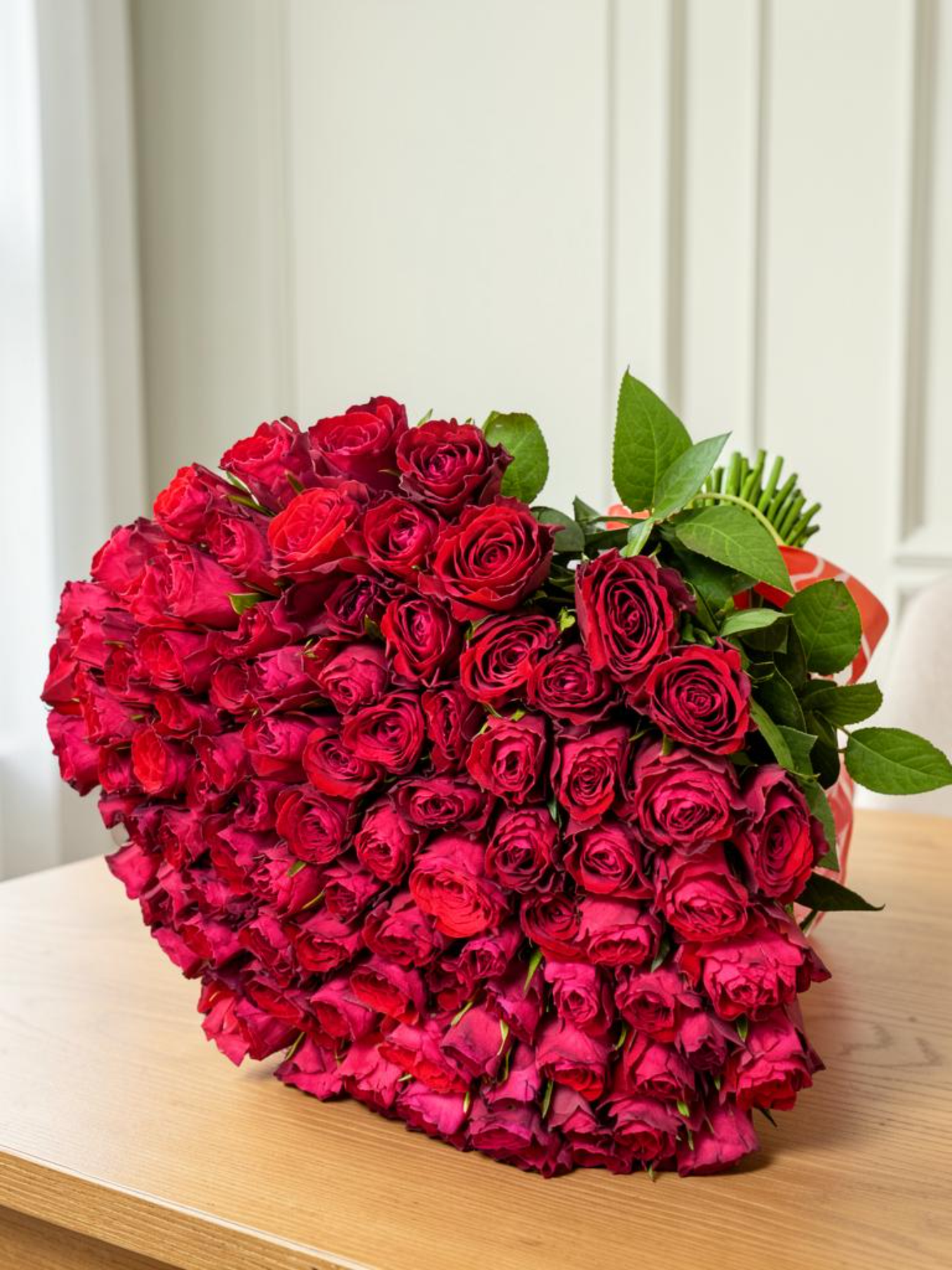 Букет живых цветов из Красных Роз 101 шт. высота 42 см. SIMFONI FLOWERS
