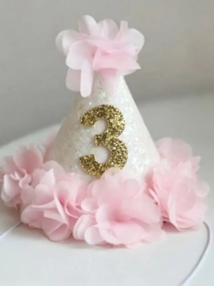 Розовая праздничная шапочка, подходящая для детей в возрасте 1-3 лет, может использоваться для проведения праздников, фотосессий или детских дней рождения