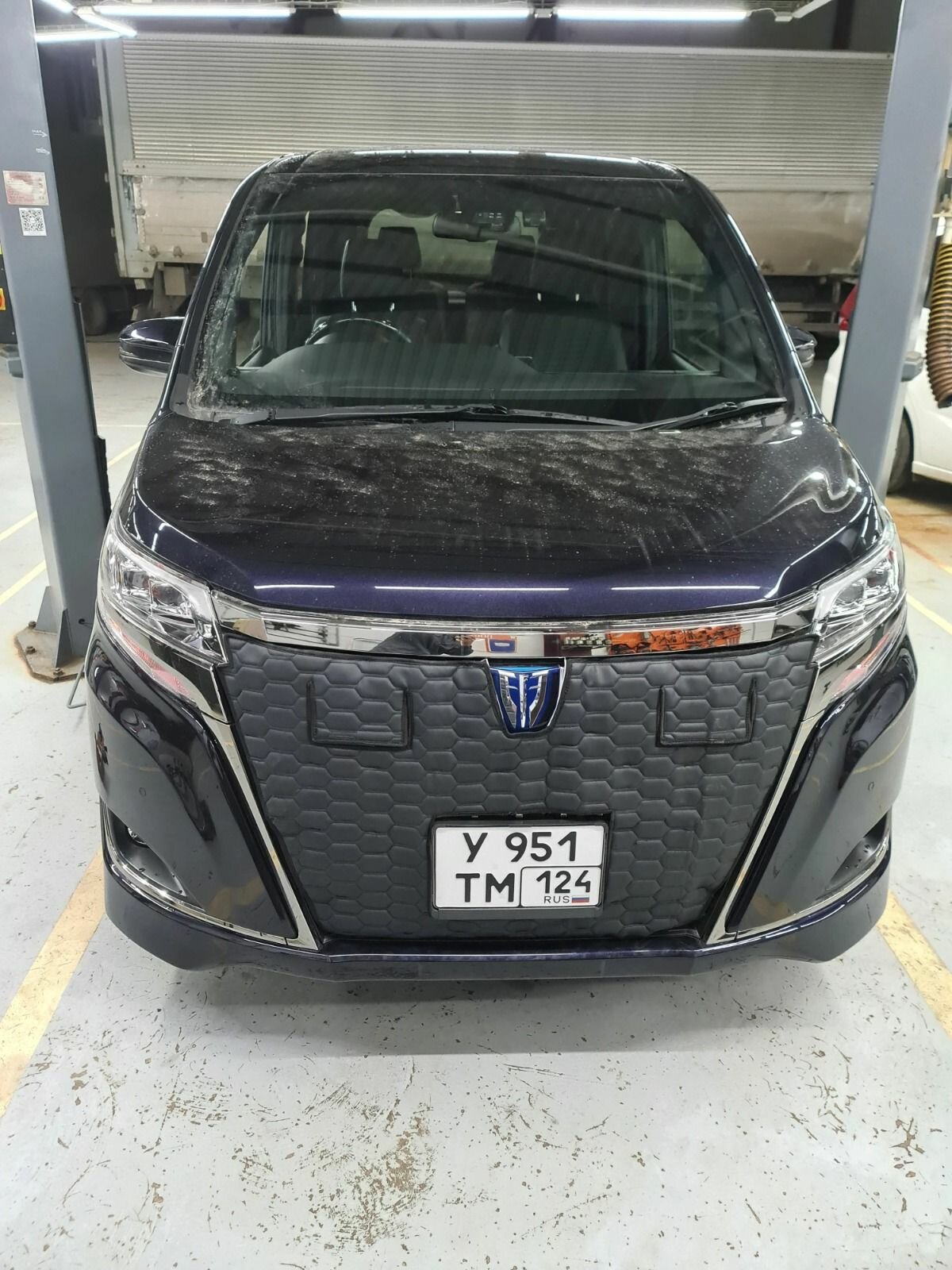 Утеплитель радиатора Экономия топлива Toyota Esquire Тойота Эсквайр (2017 -2021)Рестайлинг С кармашками без парктроников