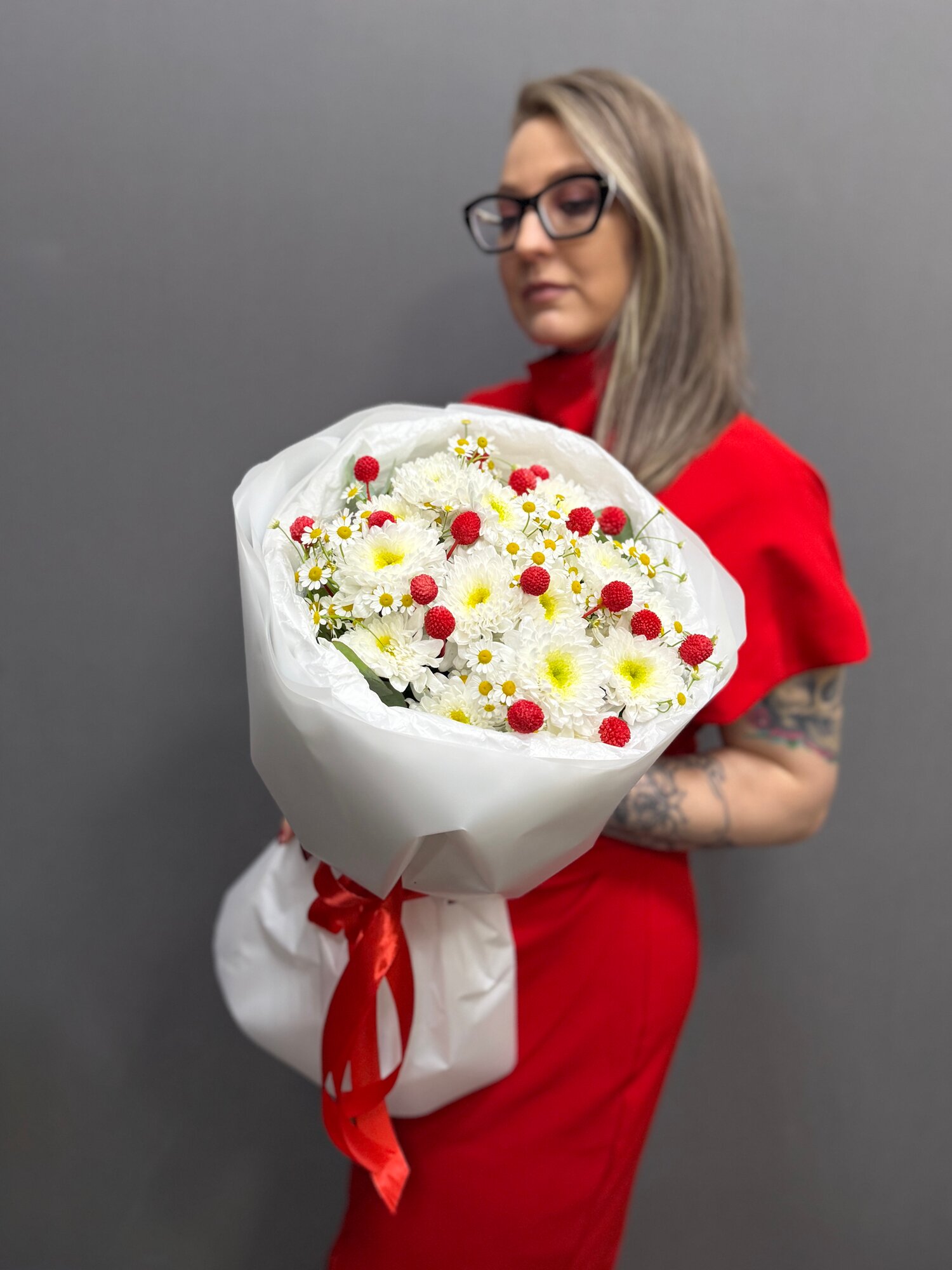 Букет из 5 кустовых хризантем и ромашек с сухоцветами в белой упаковке с тишью