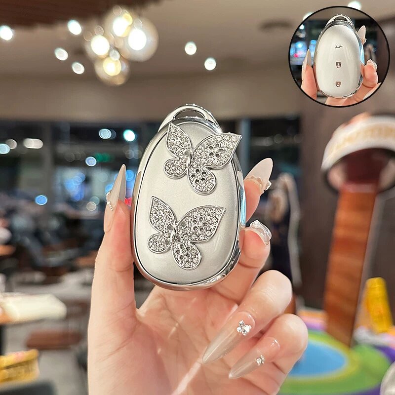Серебристый брелок A Round Smart с одиночным корпусом и диамантовой бабочкой-зажимом