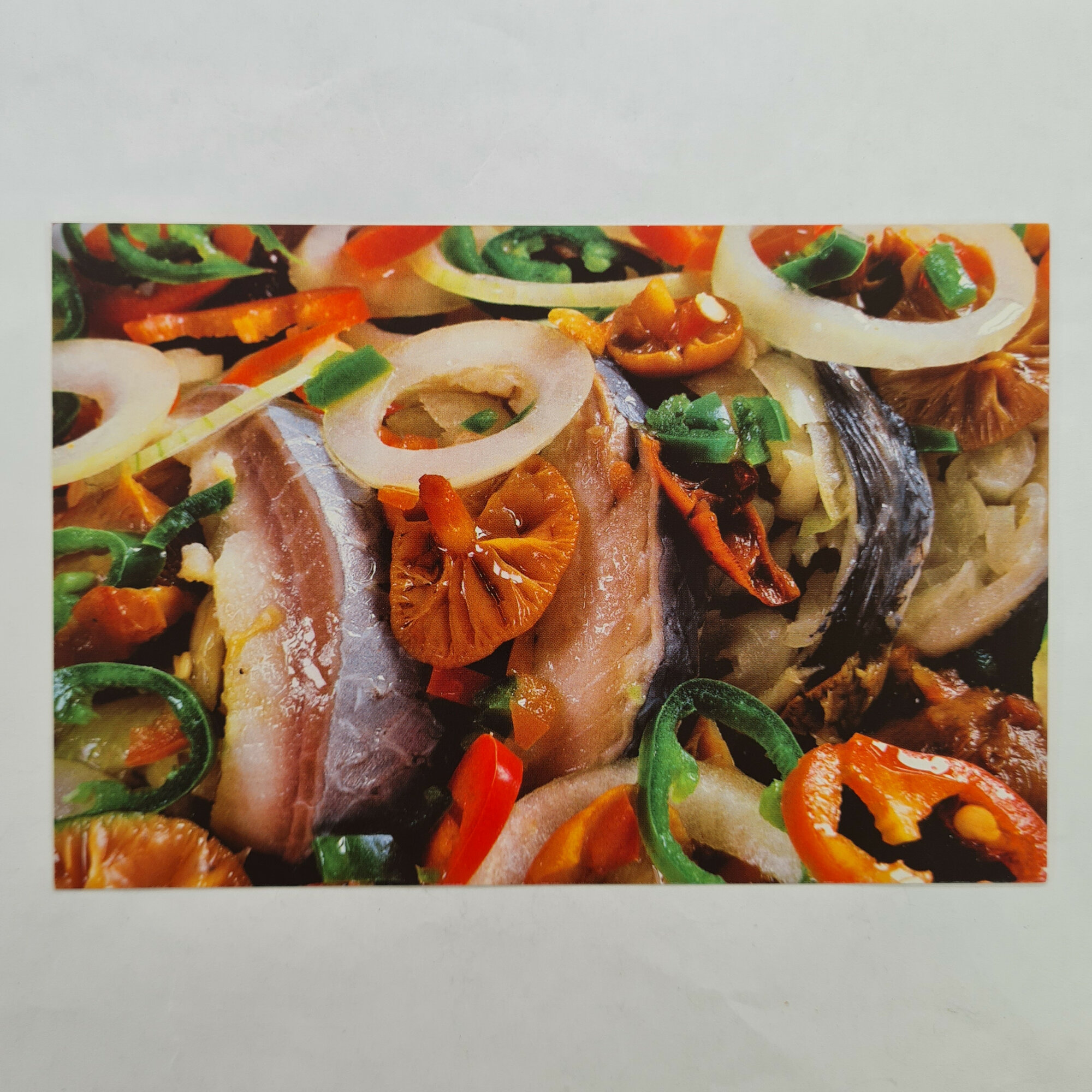 Открытка советская СССР. Кулинария, закуска для нетерпеливых гостей, блюдо с рыбой. винтаж