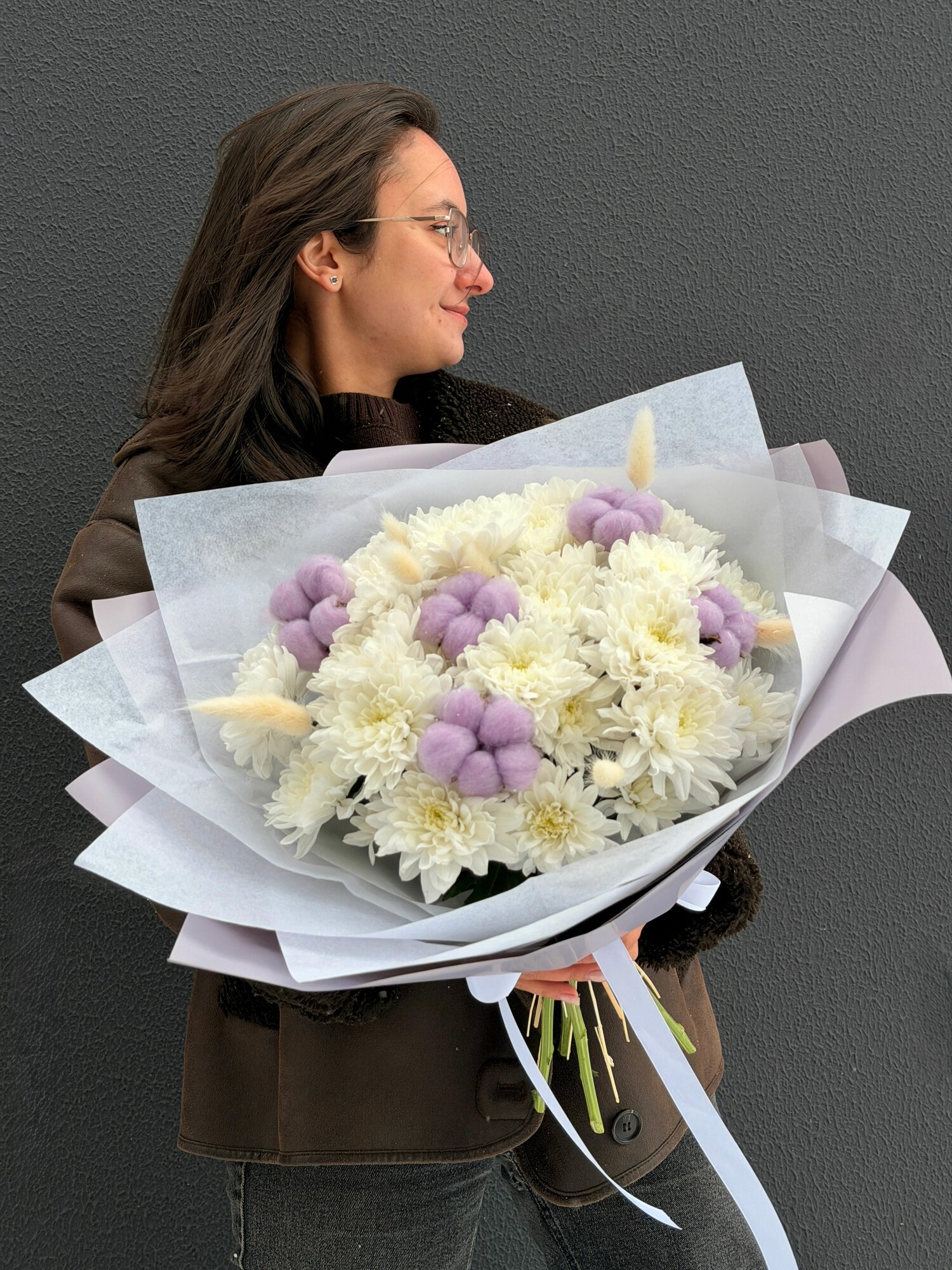 Букет из белых кустовых хризантем и лавандового хлопка "Зимний сад"