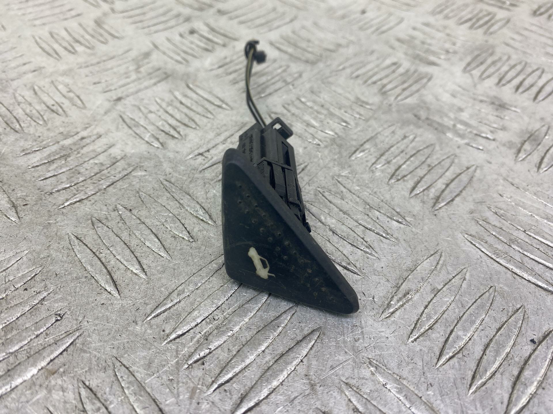 Кнопка открытия багажника Ford Focus 2001 98AG198514AC