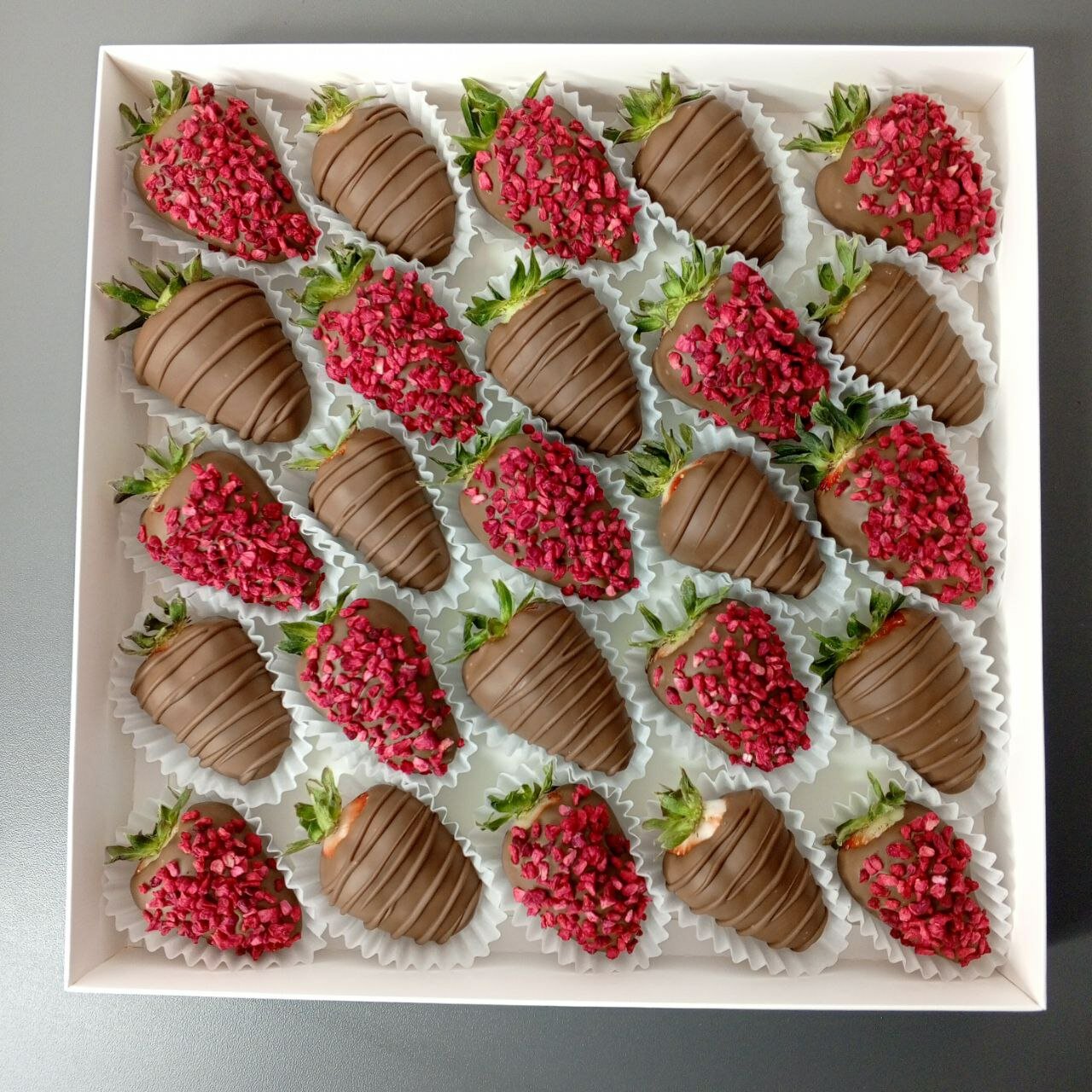 Десерт Flowerstorg "Клубника в шоколаде", молочный шоколад, 25-30 шт