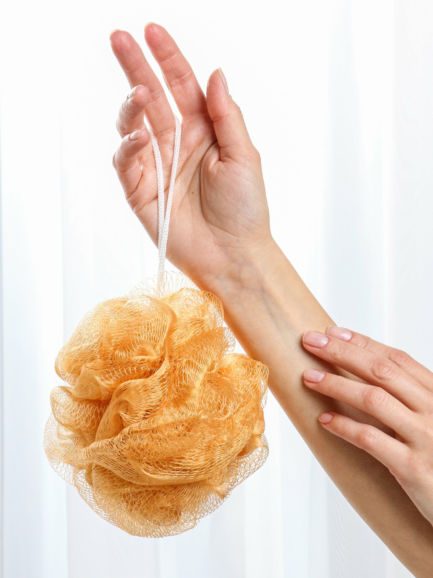 Мочалка-шар Aqwin для душа и бани, нейлоновая, средняя жесткость, 15 см, 70 гр, с удобной ручкой-петлей, в ассортименте