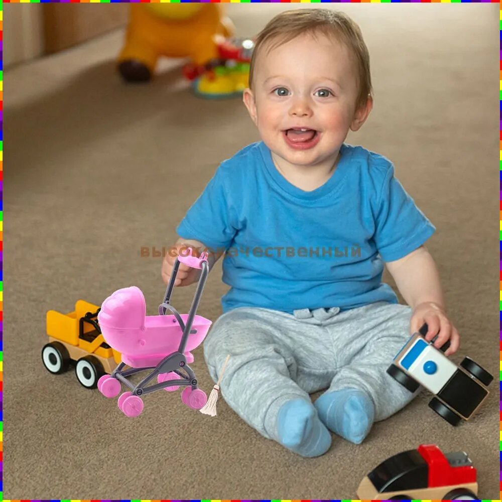 Две пластиковые игрушечные коляски для совместных игр родителей и детей