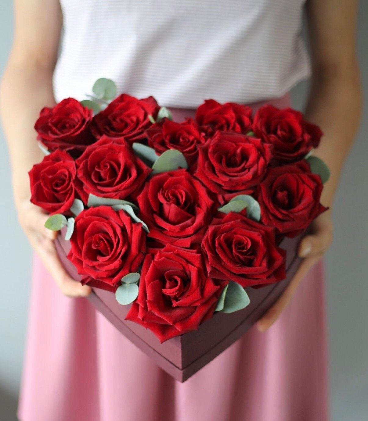 Композиция из красных роз и эвкалипта в коробке-сердце, премиум букет