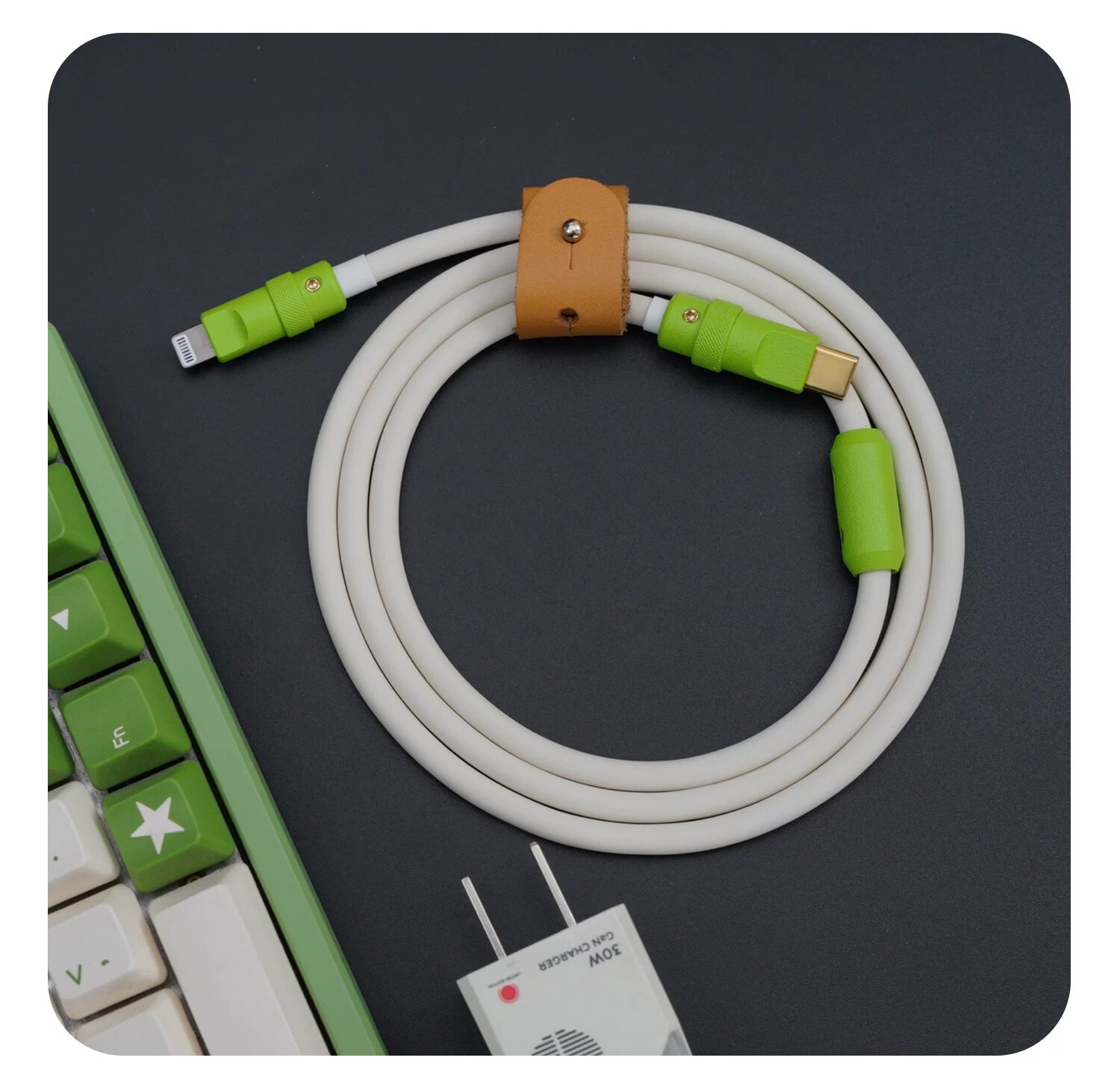 GeekCable Силиконовый кабель зарядки для iPhone 8-14, быстрая зарядка 27Вт PD, зеленый металл и винтажный белый, длина